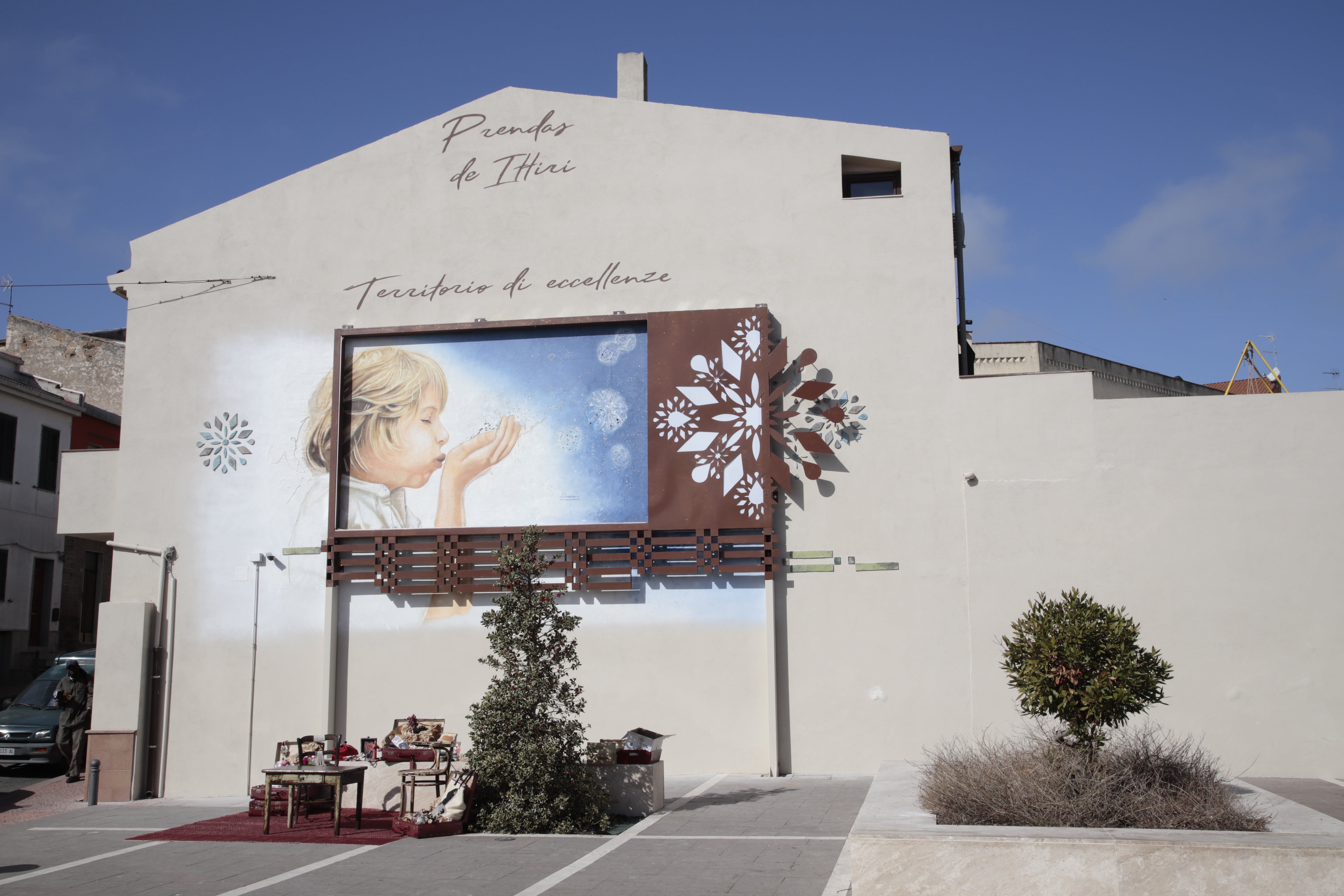 L'arte omaggia i 15 anni di Prendas de Ittiri e il muro della piazza ...