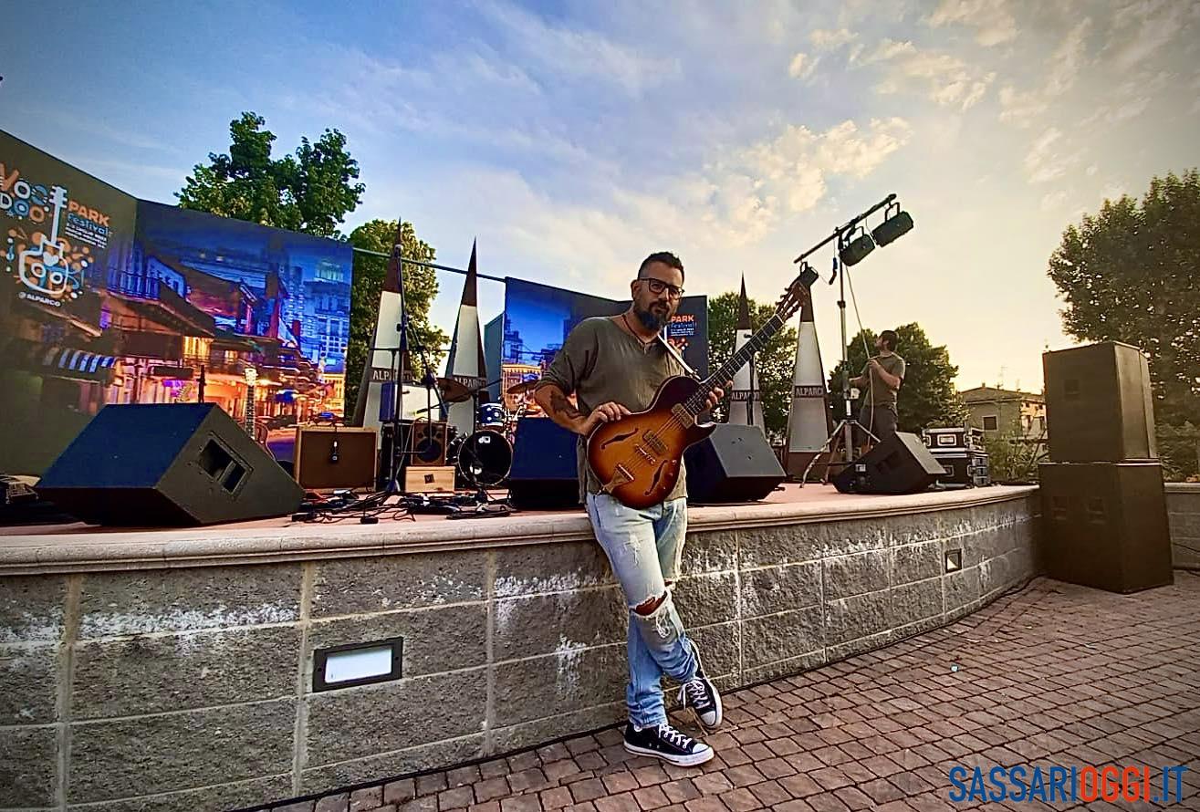 Il bluesman Francesco Piu vola dalla cameretta di Osilo alla Barley Arts