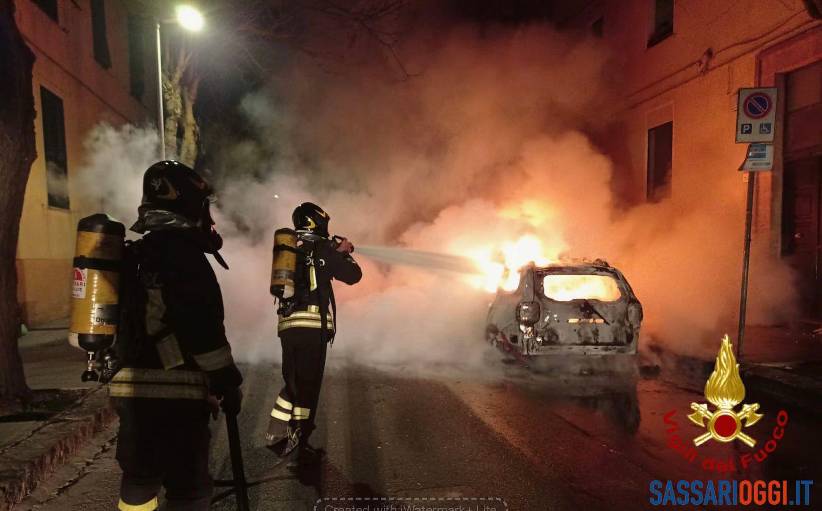 Alghero, le fiamme distruggono un'auto parcheggiata