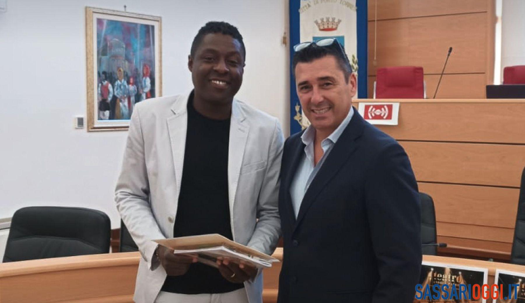 Porto Torres, il giuramento per la cittadinanza italiana di Yoel Orlando