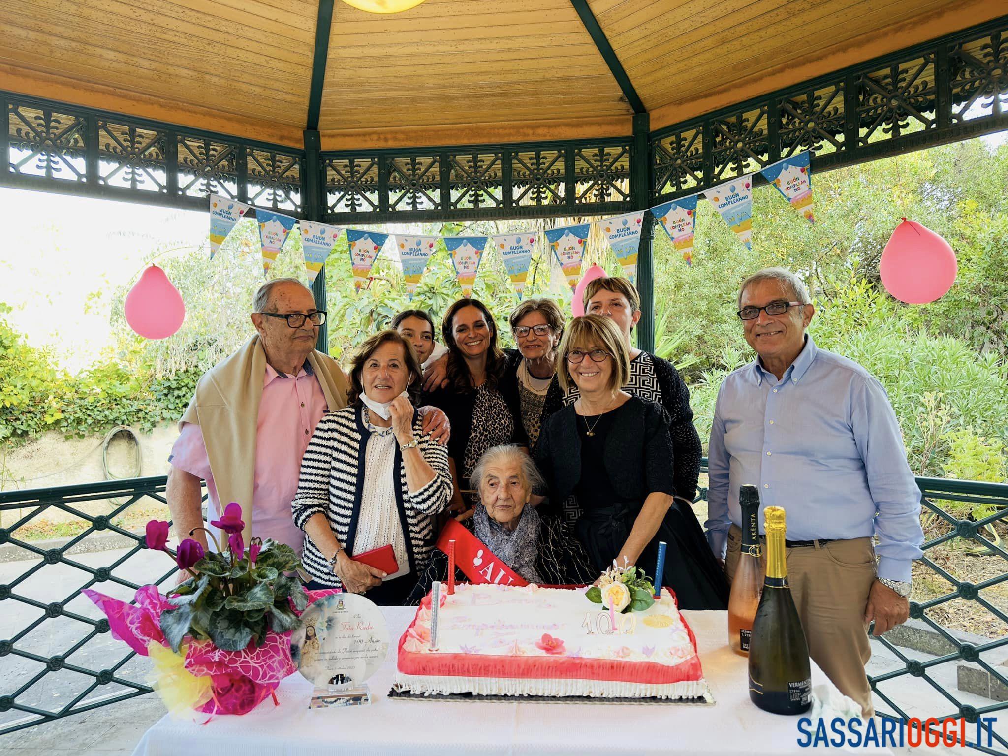 Thiesi, festa per il centesimo compleanno di zia Toia Ruda