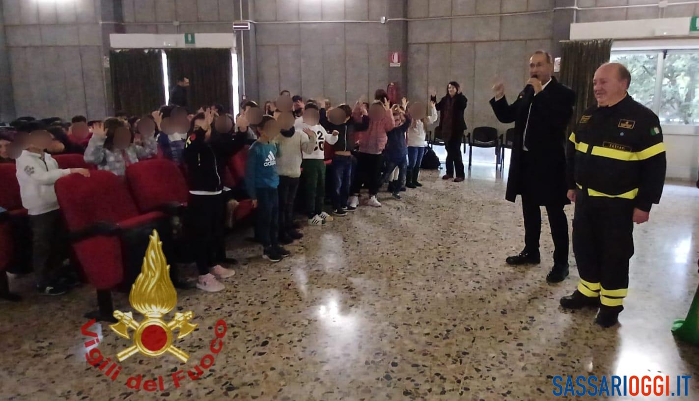 Sassari, i vigili del fuoco incontrano gli studenti del Canopoleno