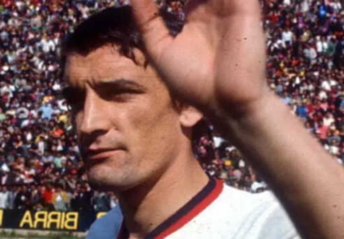 Sassari in lutto per la morte di Gigi Riva, bandiere a mezz'asta in Comune