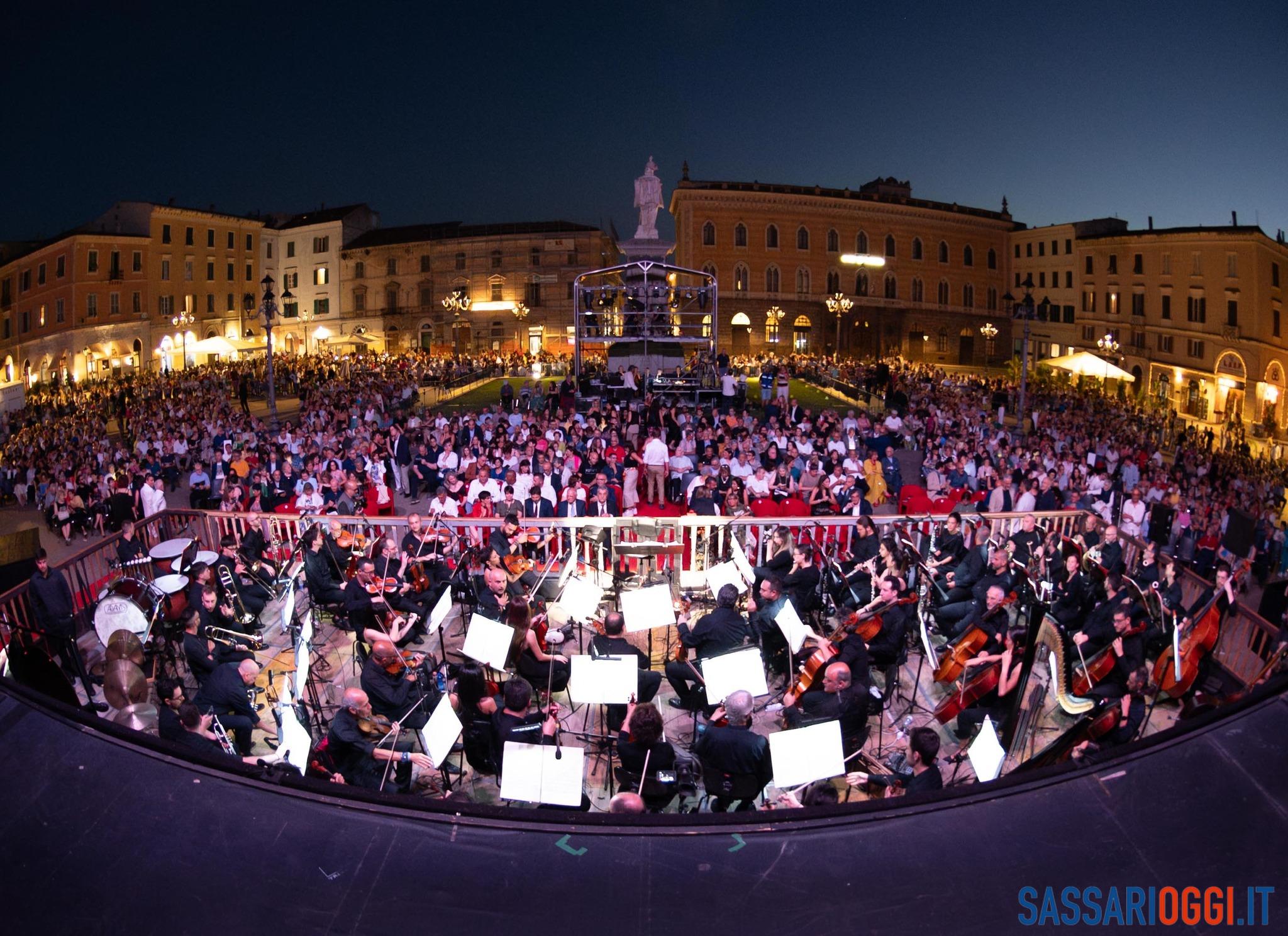 Piazza d'Italia come l'Arena, a migliaia per Otello a Sassari