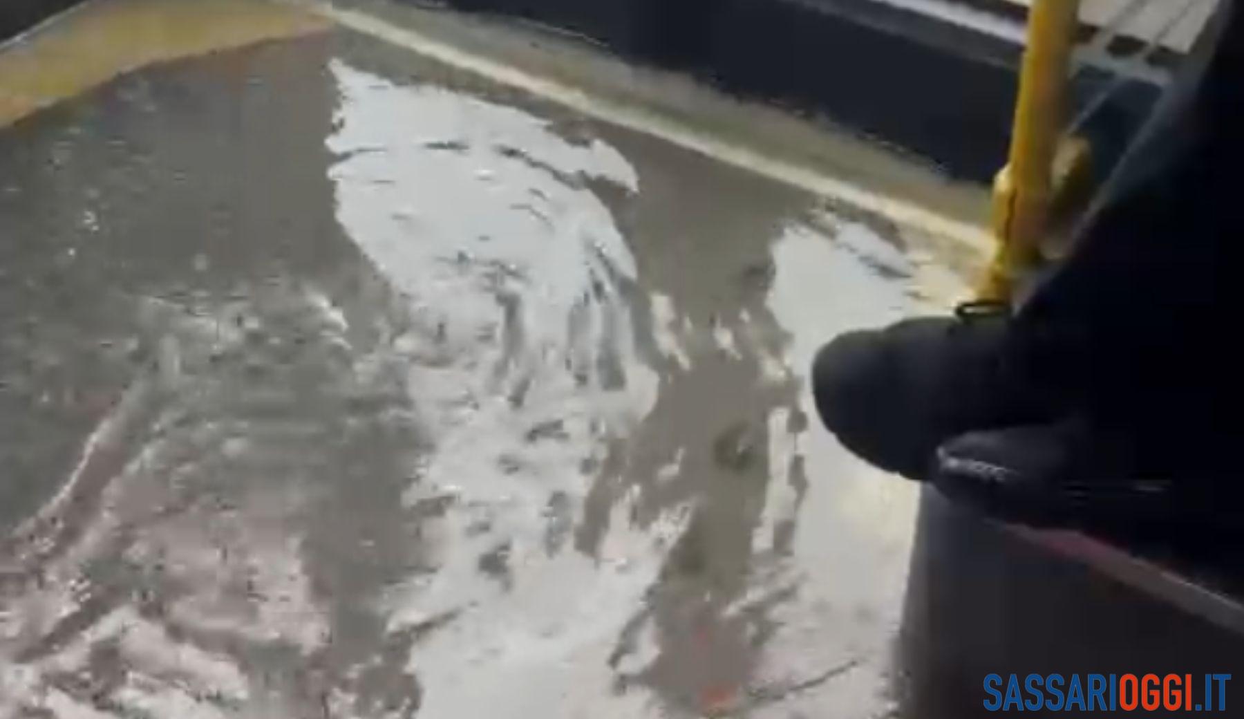 A Sassari la pioggia sale anche a bordo del bus Atp