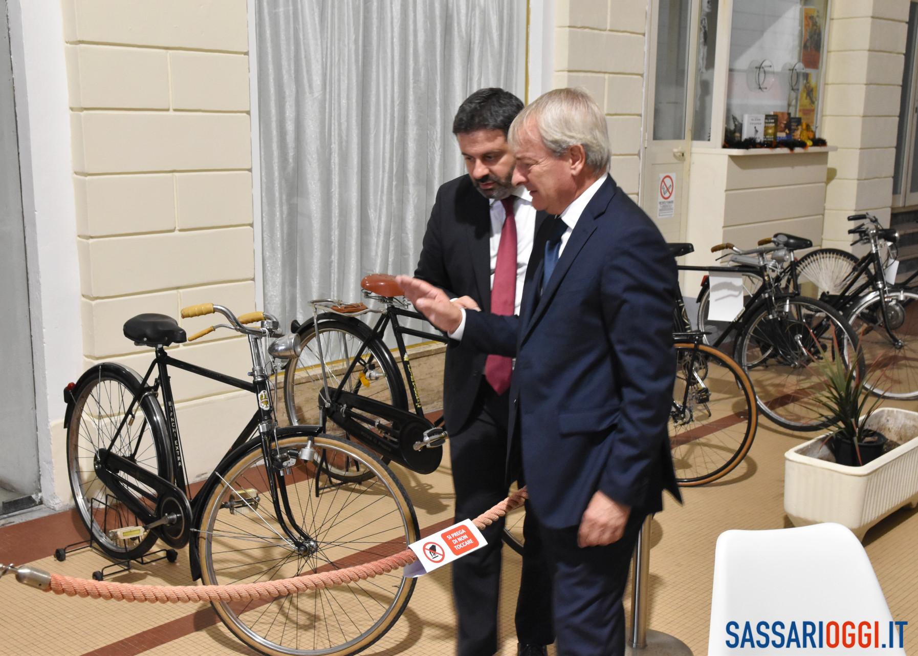Sassari, l’ex maresciallo che ripara biciclette e le dona ai bambini